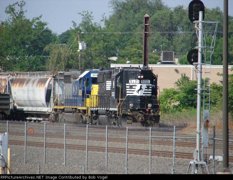 NS 5221 and CSX 8830